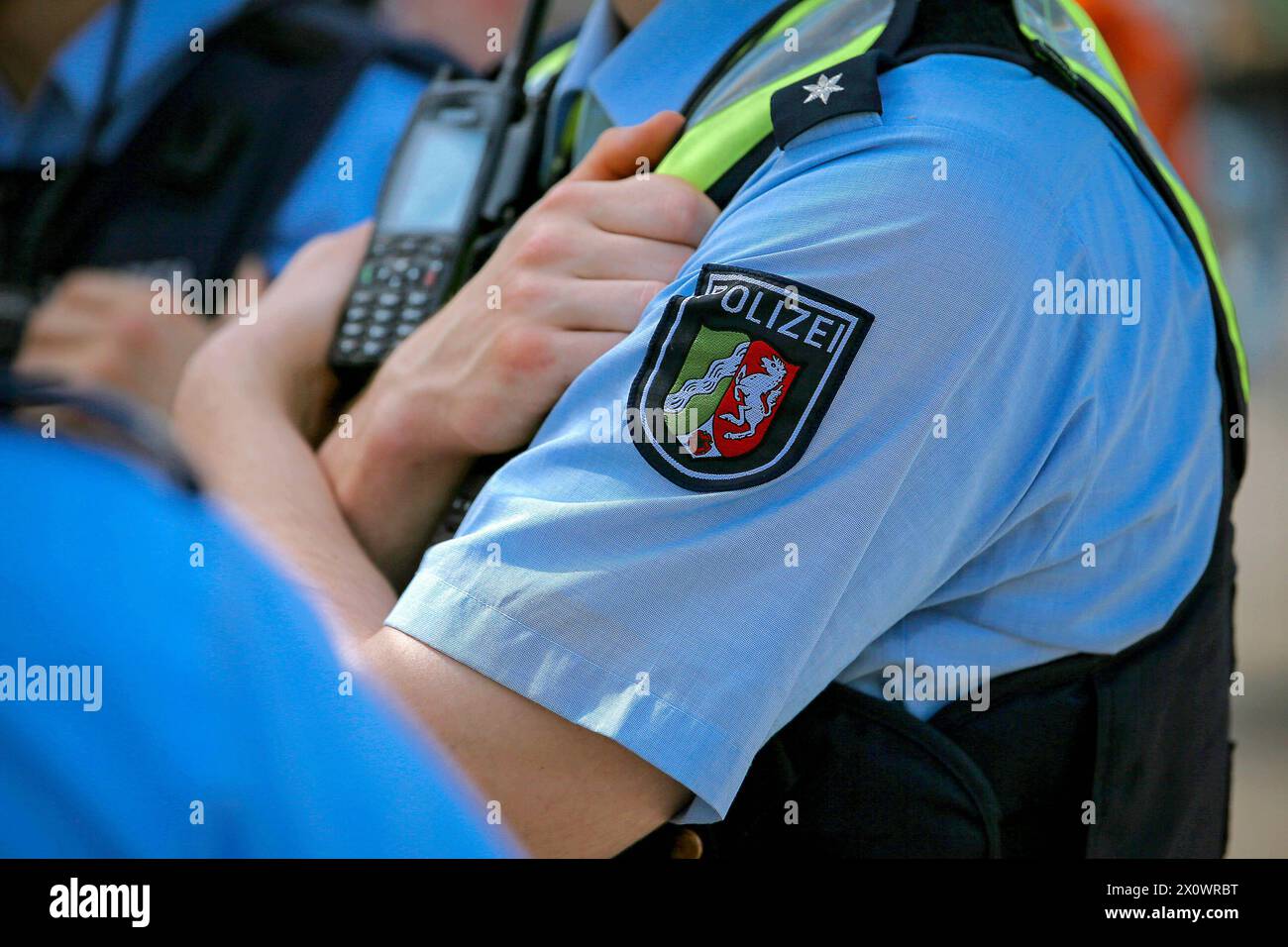 13.04.2024, Köln, Symbolbild Polizisten bei einem Polizeieinsatz ...