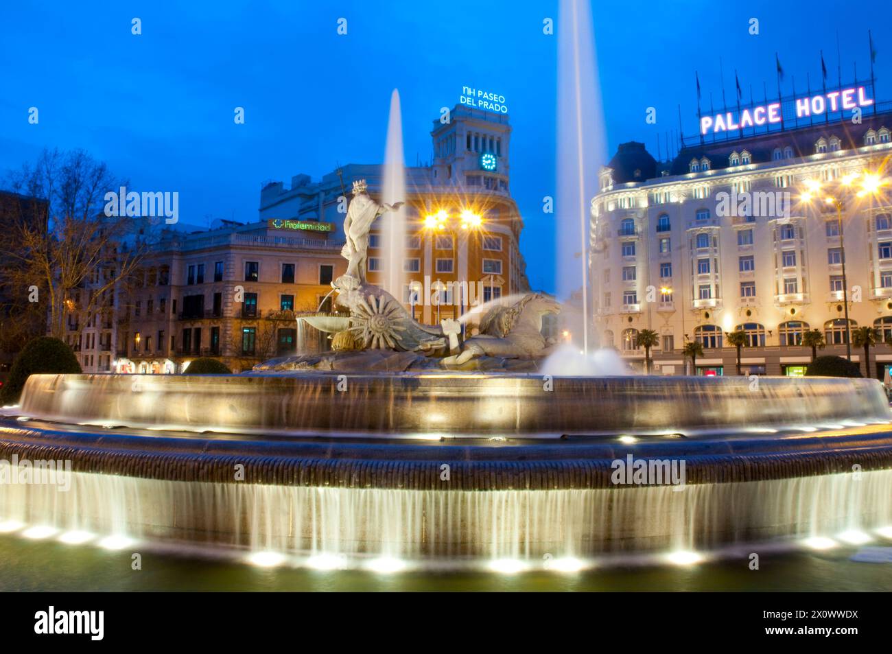 Neptuno fountain, night view. Madrid, Spain Stock Photo - Alamy