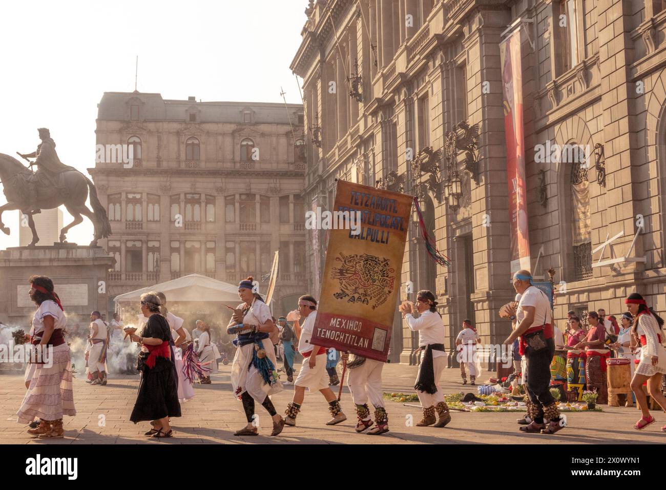 Aztec dance group hi-res stock photography and images - Alamy