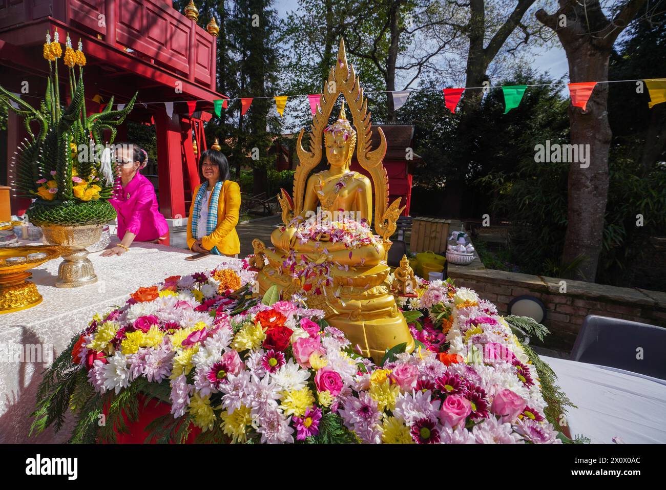 Alamy songkran water hi-res stock photography and images - Alamy