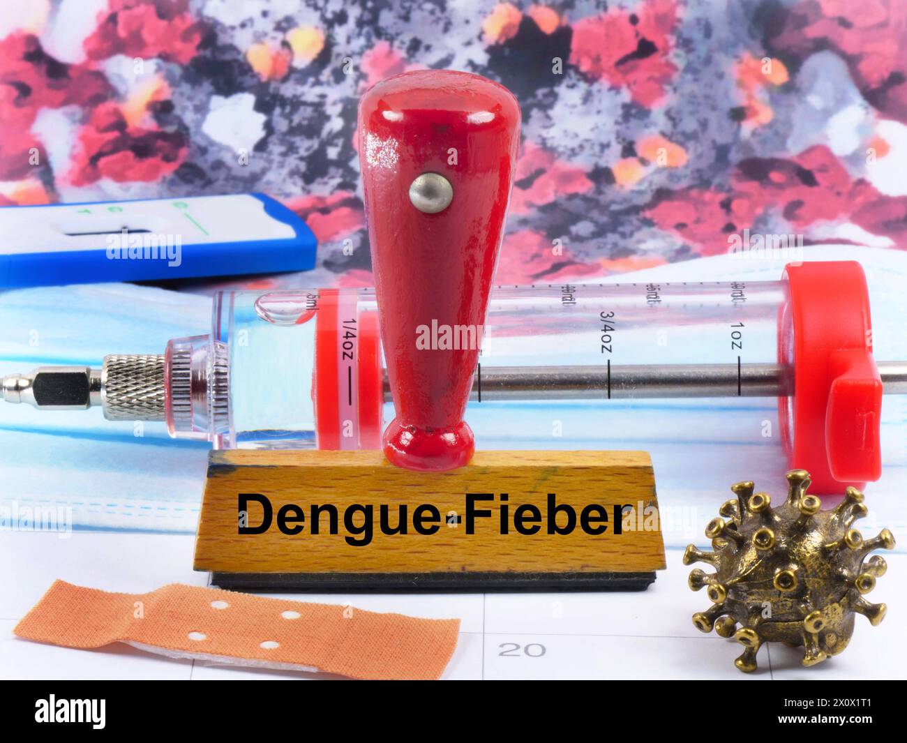 Symbolbild Dengue-Fieber als Aufdruck auf einem roten Stempel ...