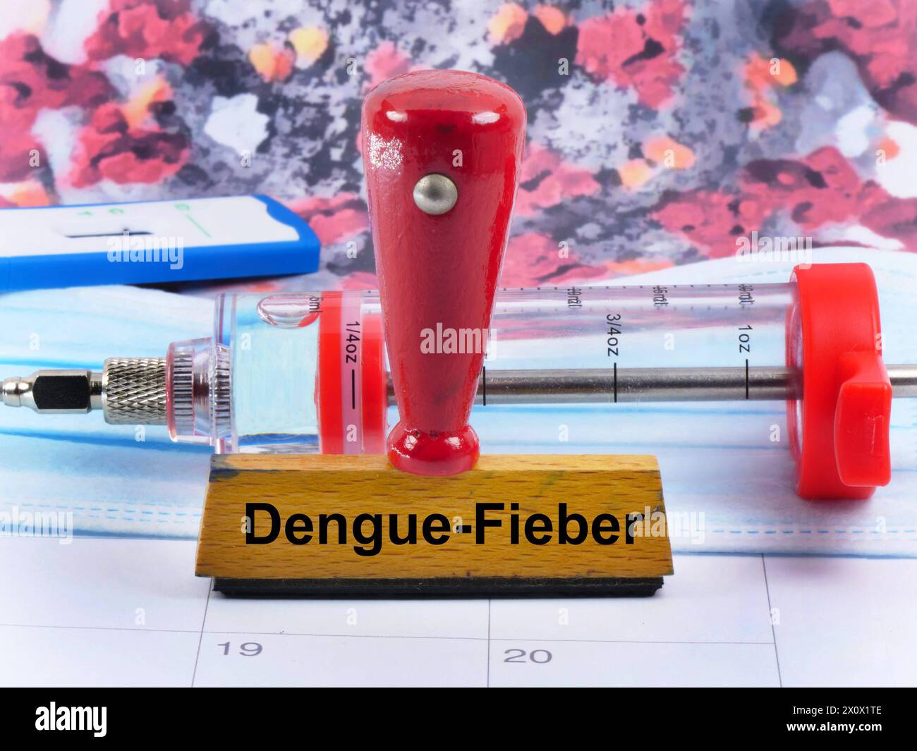 Symbolbild Dengue-Fieber als Aufdruck auf einem roten Stempel ...