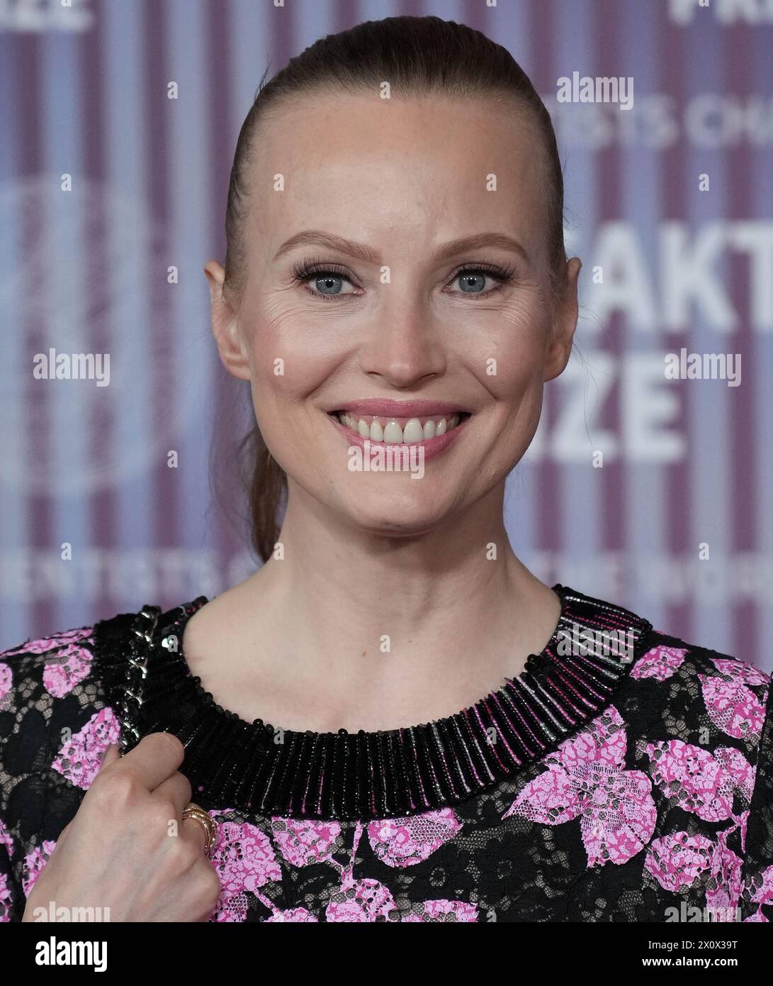 Julia Milner arrives at the 10th Annual Breakthrough Prize Ceremony ...