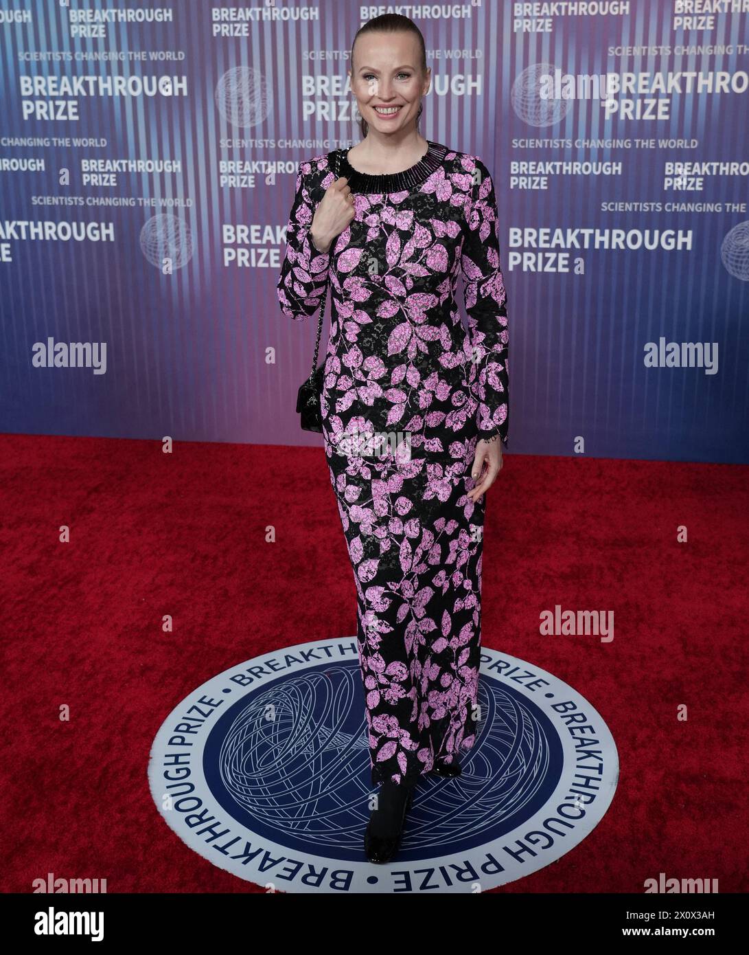 Julia Milner arrives at the 10th Annual Breakthrough Prize Ceremony ...