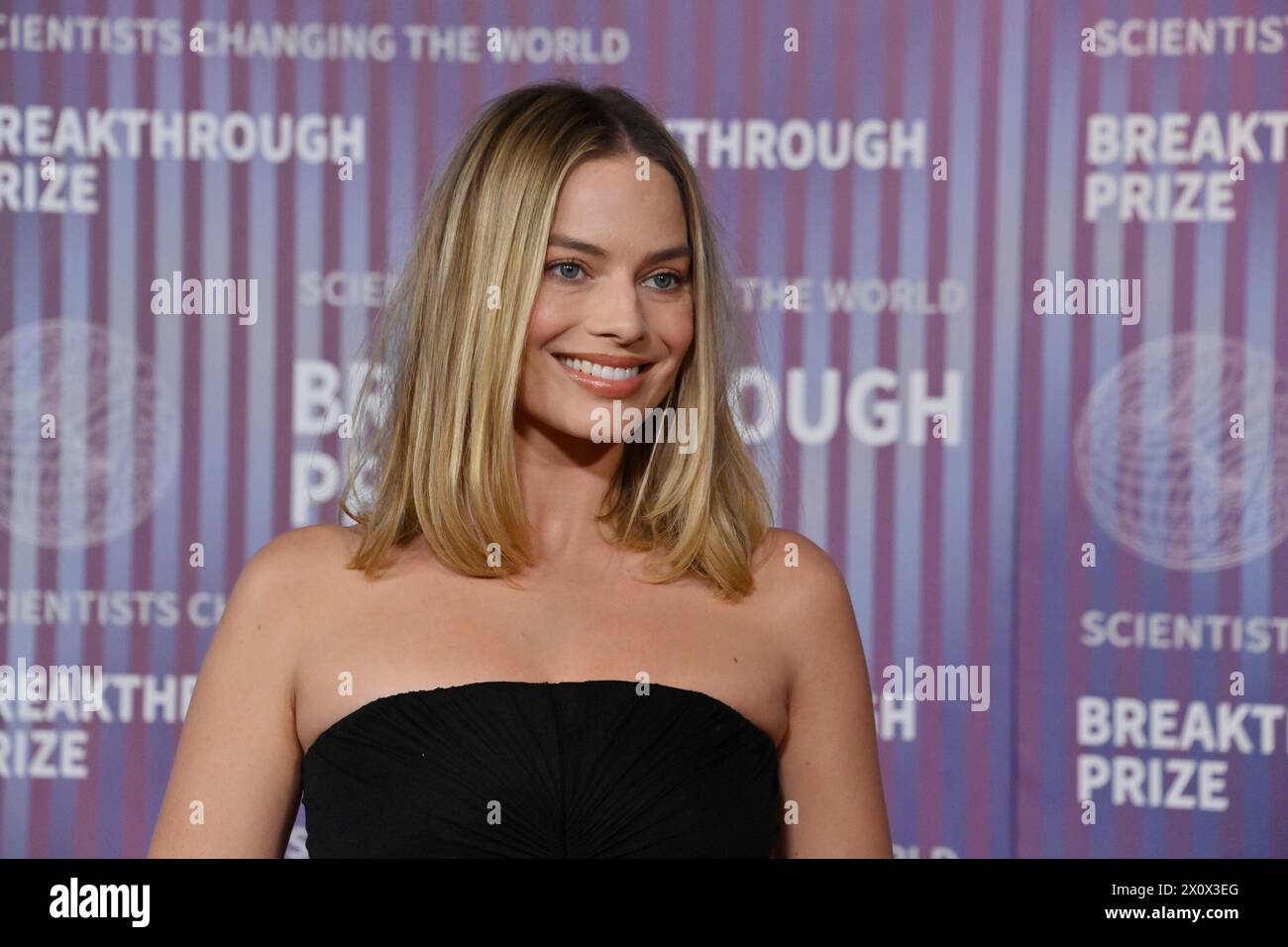 Margot Robbie attends the 10th annual Breakthrough Prize ceremony at ...