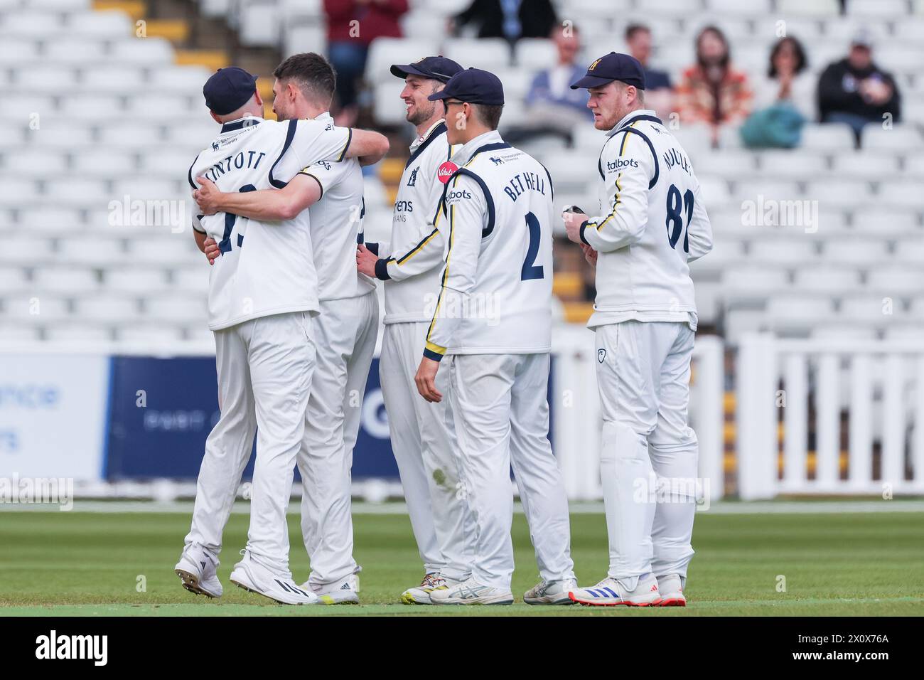 Warwickshire's Jake Lintott hugs Will Rhodes as they celebrate the ...