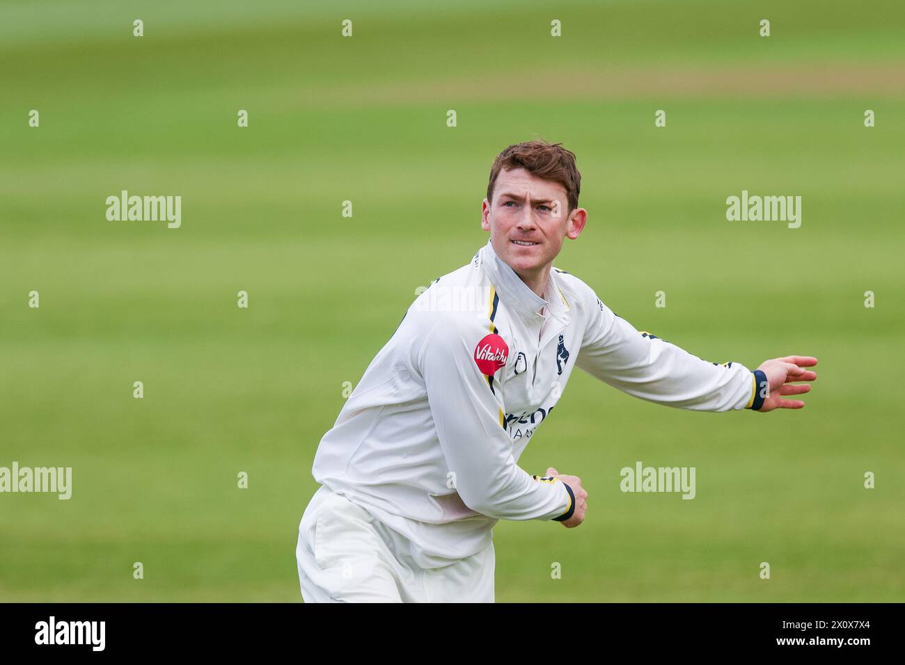 Warwickshire's Rob Yates limbers up ready to bowl during Day 3 of the ...