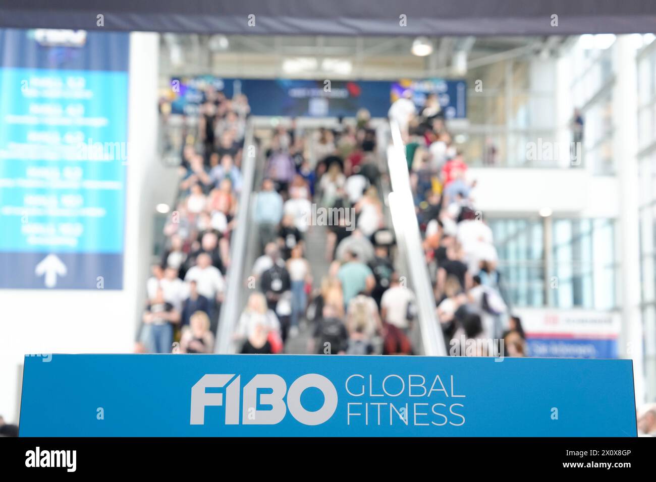 Fitnessmesse FIBO 2024 Zahlreiche Besucherinnen und Besucher stroehmen ...