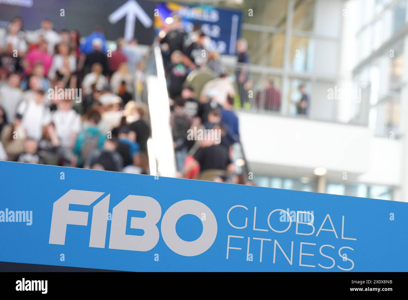 Fitnessmesse FIBO 2024 Zahlreiche Besucherinnen und Besucher stroehmen ...