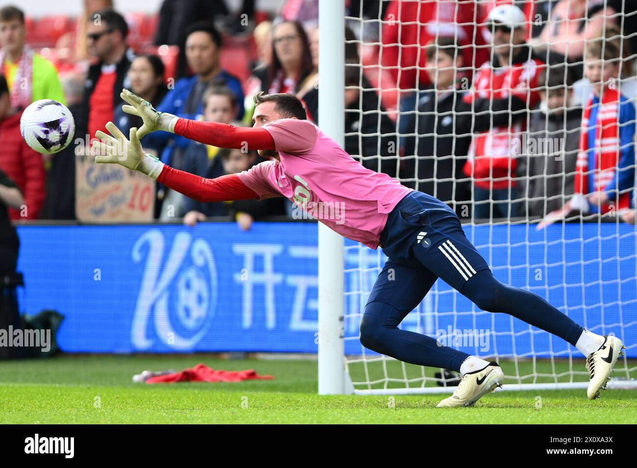 Matt Turner of Nottingham Forest warming up ahead of kick-off during ...