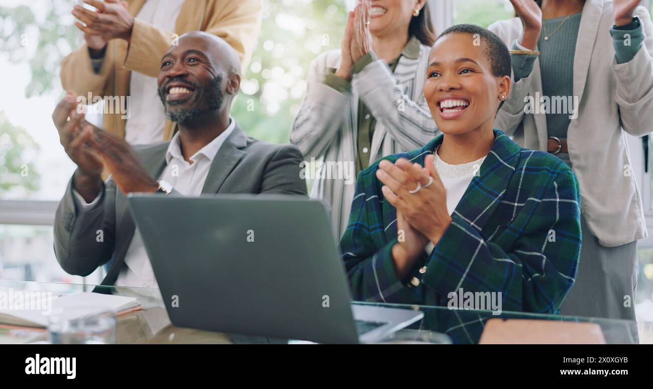 Black audience clapping hi-res stock photography and images - Alamy