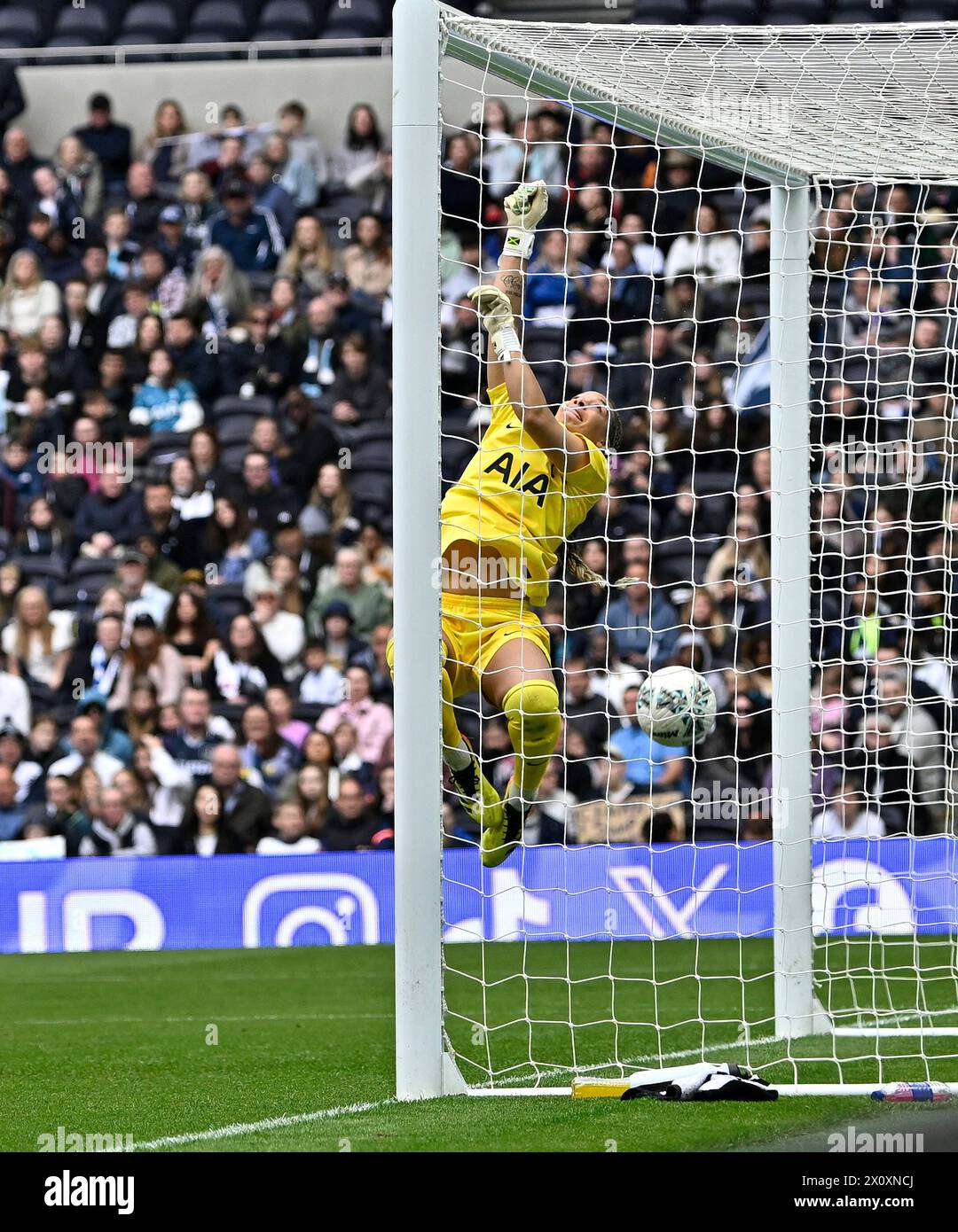 Tottenham hotspur stadium bar hi-res stock photography and images - Alamy