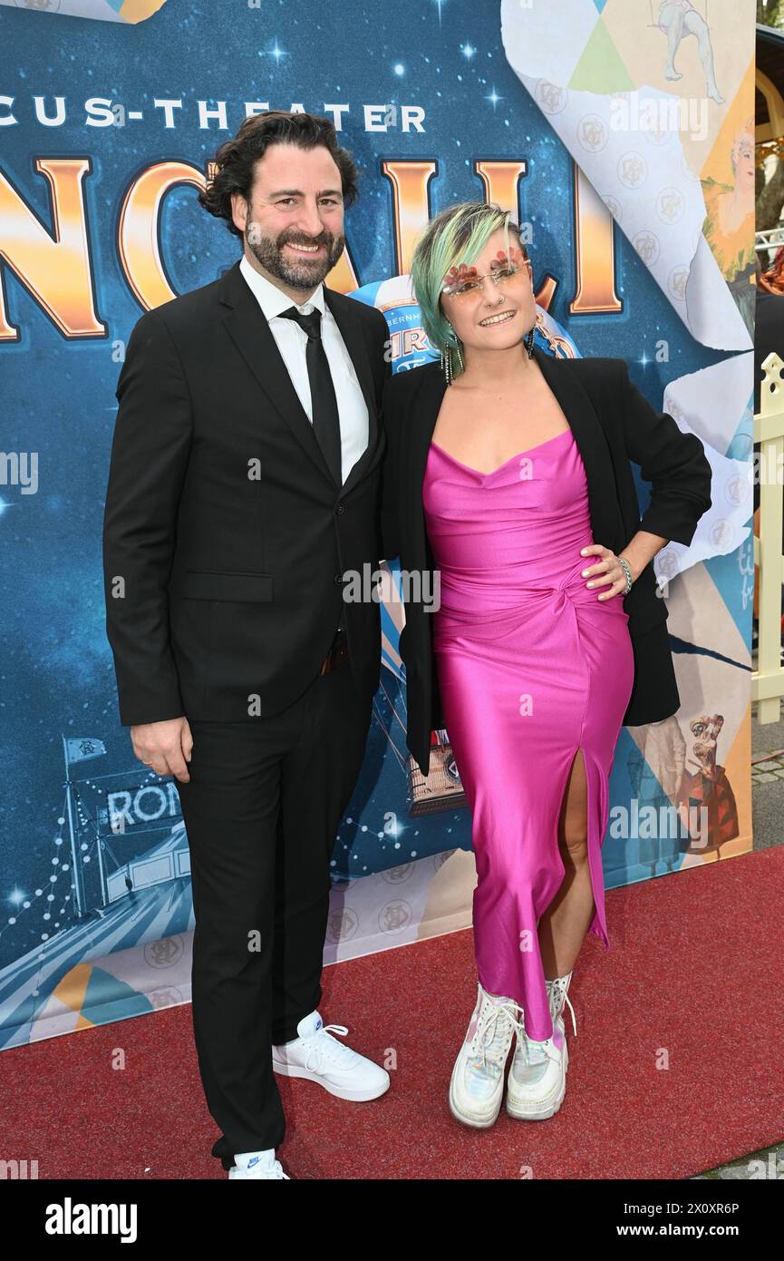 Musikerin Charly Klauser und ihr Mann Simon Scheibel kommt zur Premiere ...