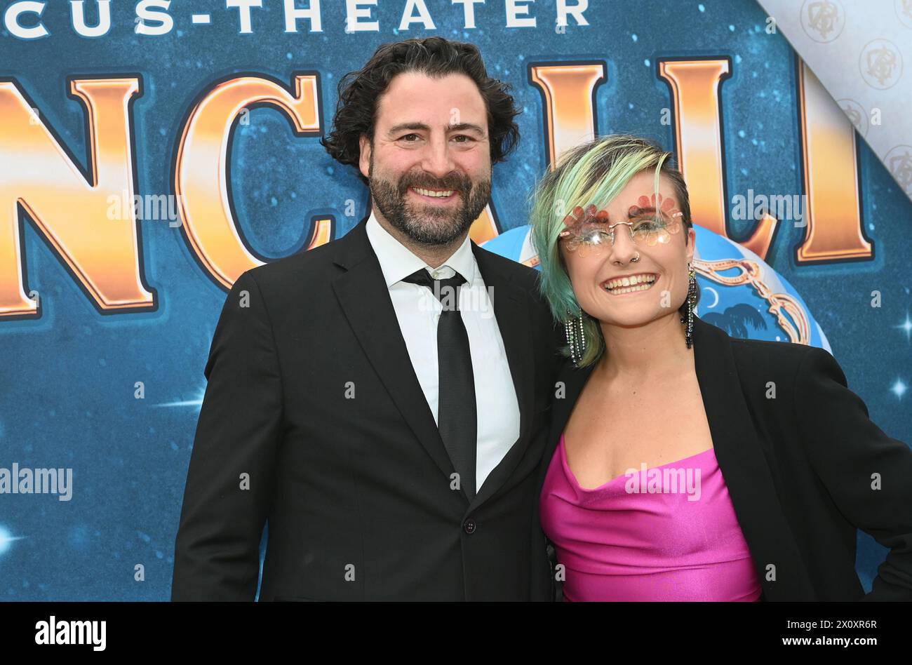 Musikerin Charly Klauser und ihr Mann Simon Scheibel kommt zur Premiere ...