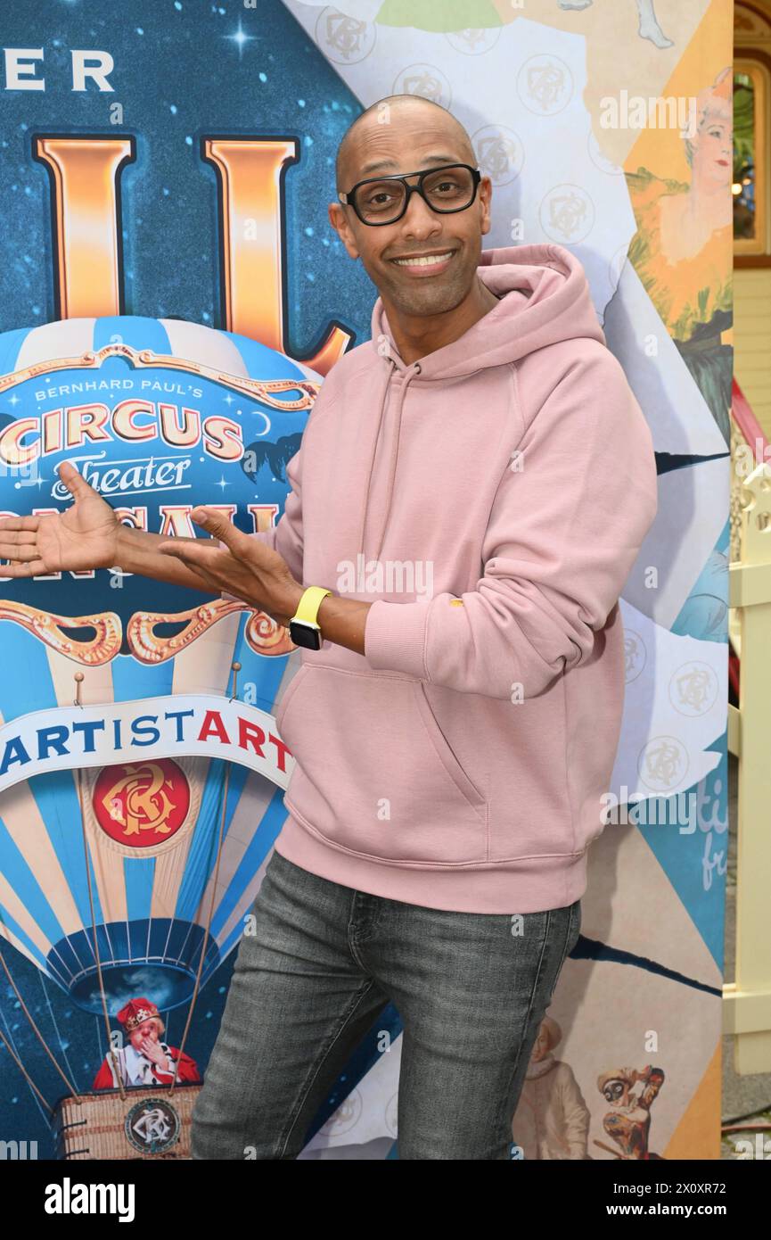 Moderator Amiaz Habtu kommt zur Premiere des Circus Roncalli ArtistArt ...