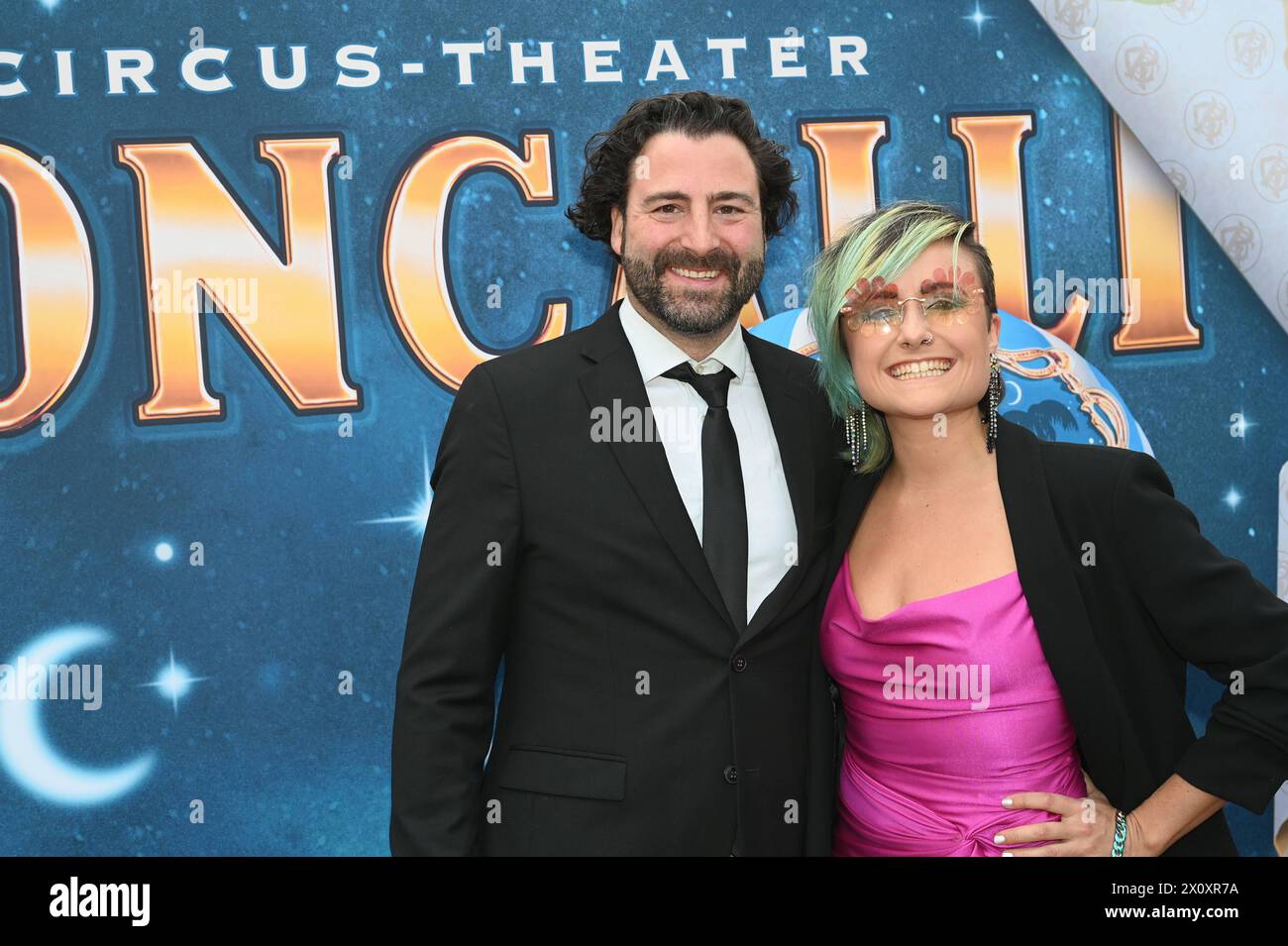 Musikerin Charly Klauser und ihr Mann Simon Scheibel kommt zur Premiere ...