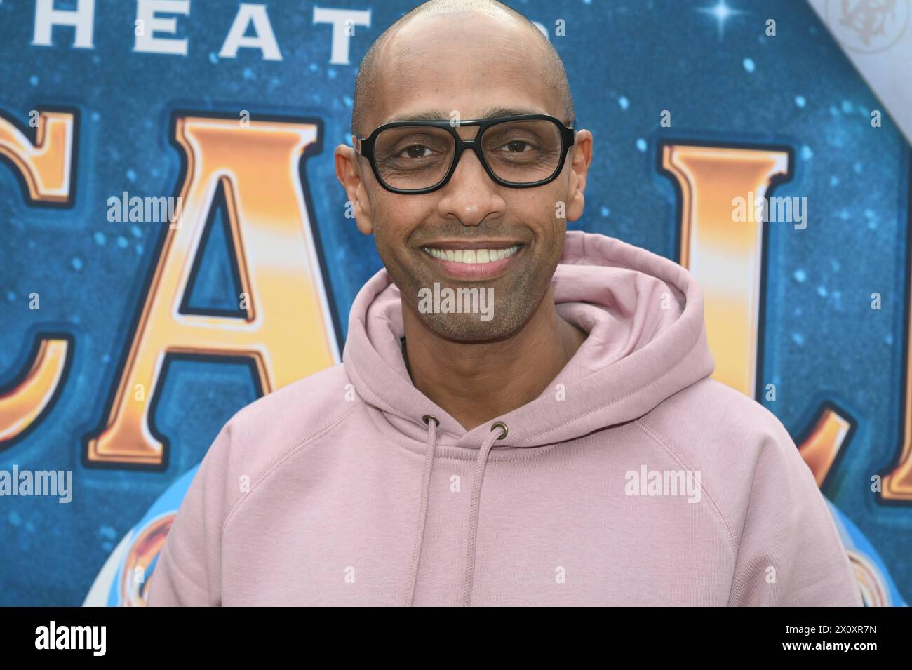 Moderator Amiaz Habtu kommt zur Premiere des Circus Roncalli ArtistArt ...