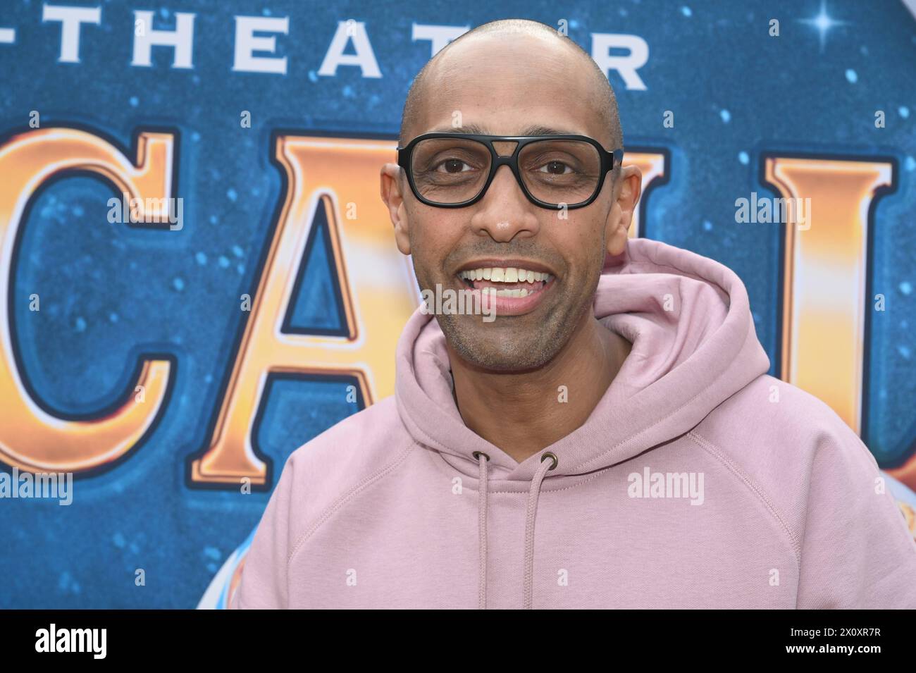 Moderator Amiaz Habtu kommt zur Premiere des Circus Roncalli ArtistArt ...