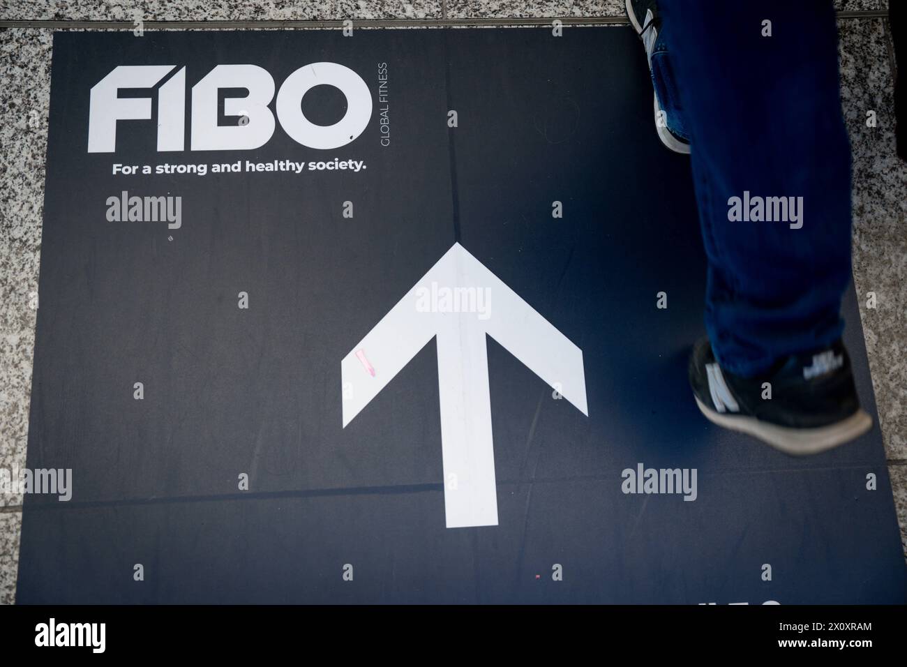 Symbolbild Fitnessmesse FIBO Themenbild Hinweisschilder der ...