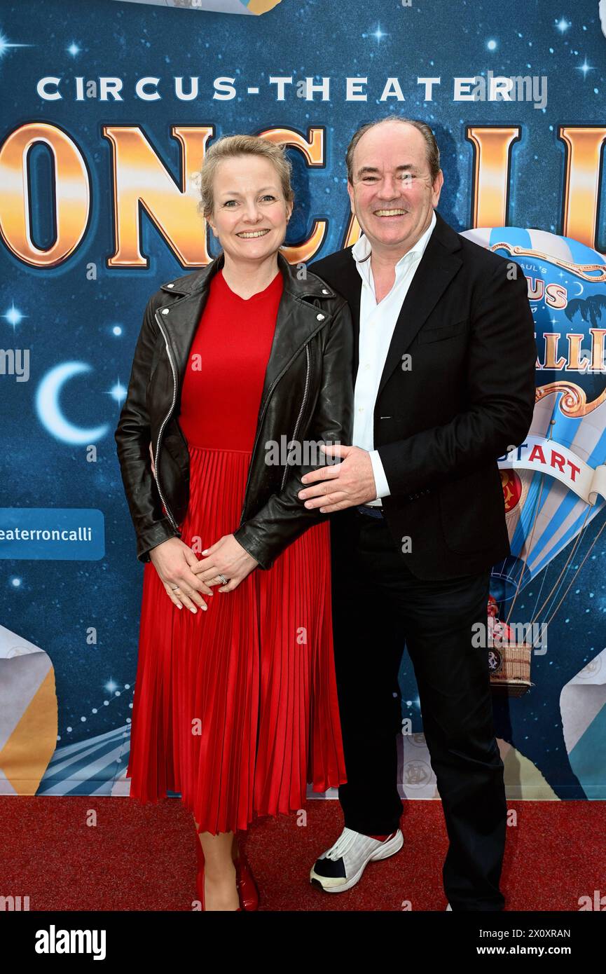 Moderator Wolfram Kons und seine Frau Alexa Apermann kommt zur Premiere ...