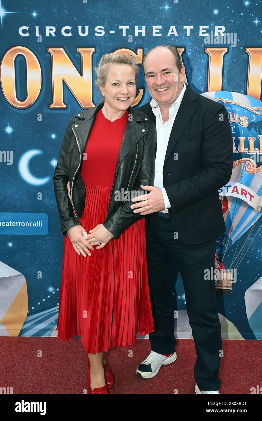 Moderator Wolfram Kons und seine Frau Alexa Apermann kommt zur Premiere ...