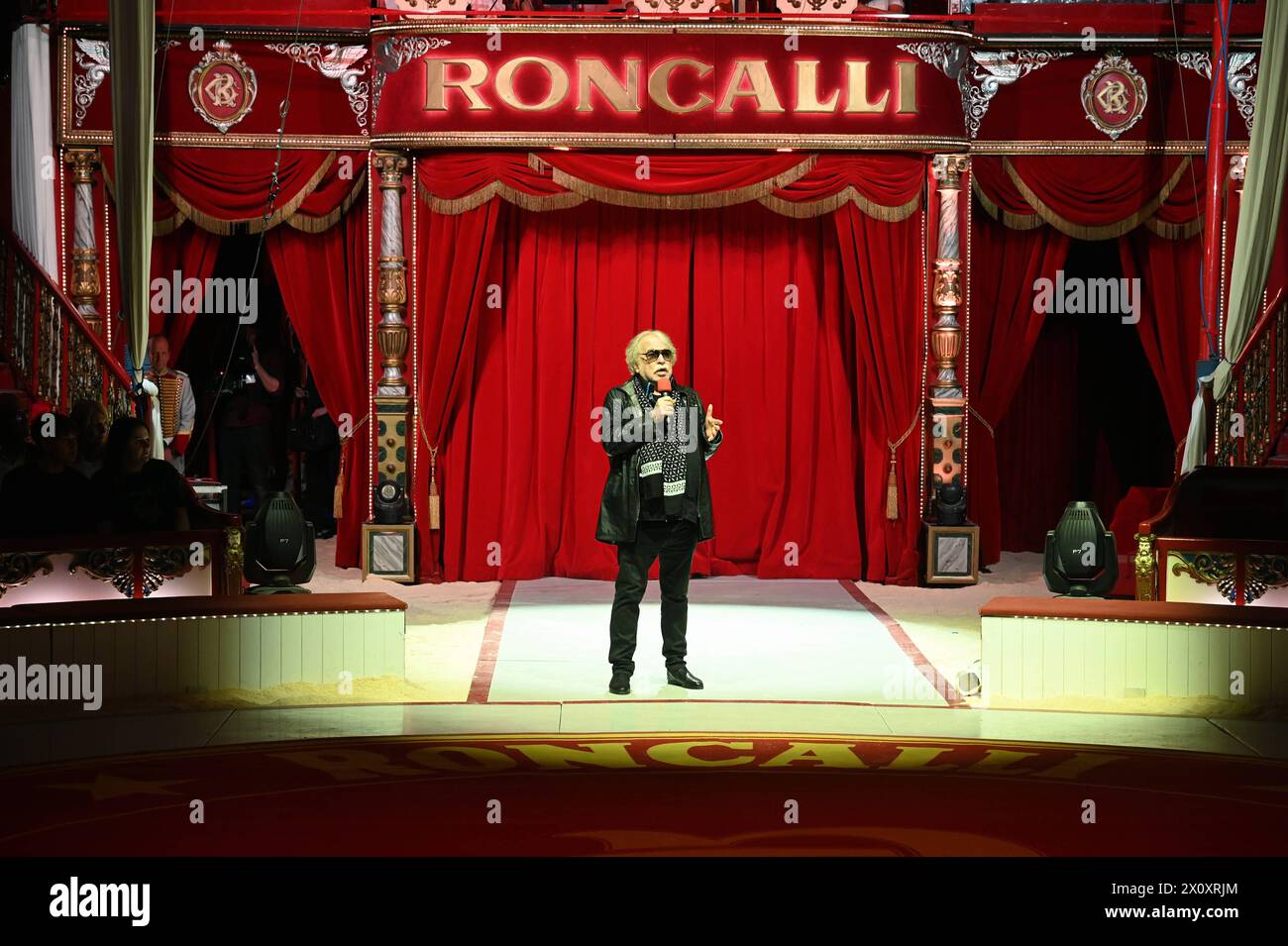 Circus Direktor Bernhard Paul bei dem Auftritt bei der Premiere des ...