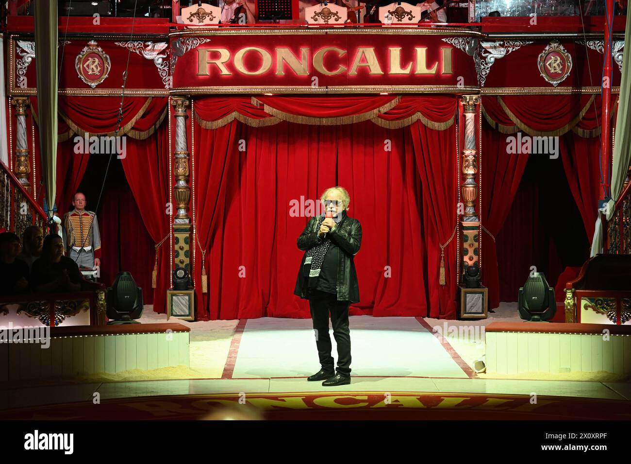 Circus Direktor Bernhard Paul bei dem Auftritt bei der Premiere des ...