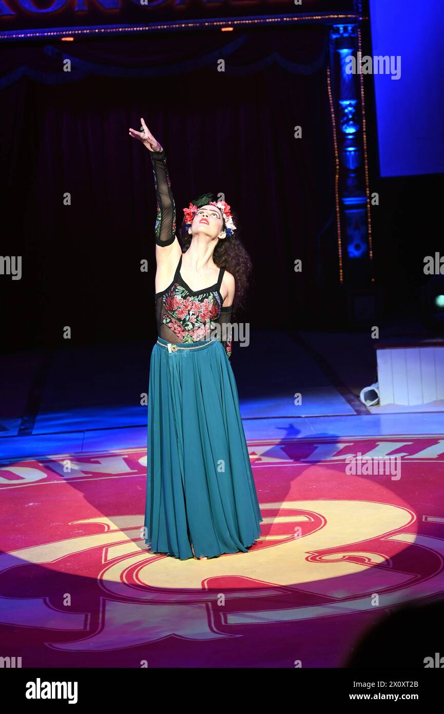 Luftring-Virtuosin Alisa Shehter bei dem Auftritt bei der Premiere des ...