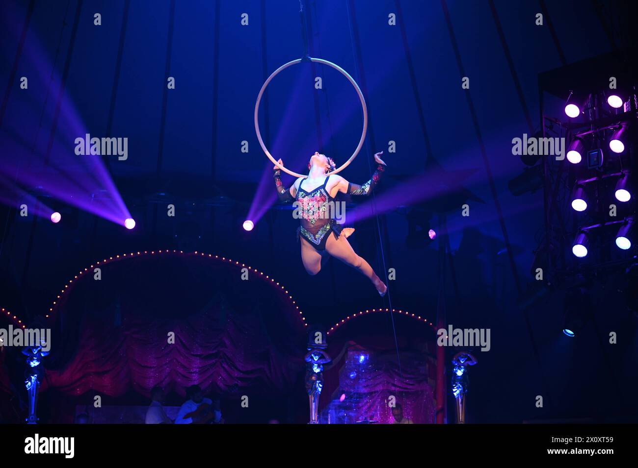 Luftring-Virtuosin Alisa Shehter bei dem Auftritt bei der Premiere des ...