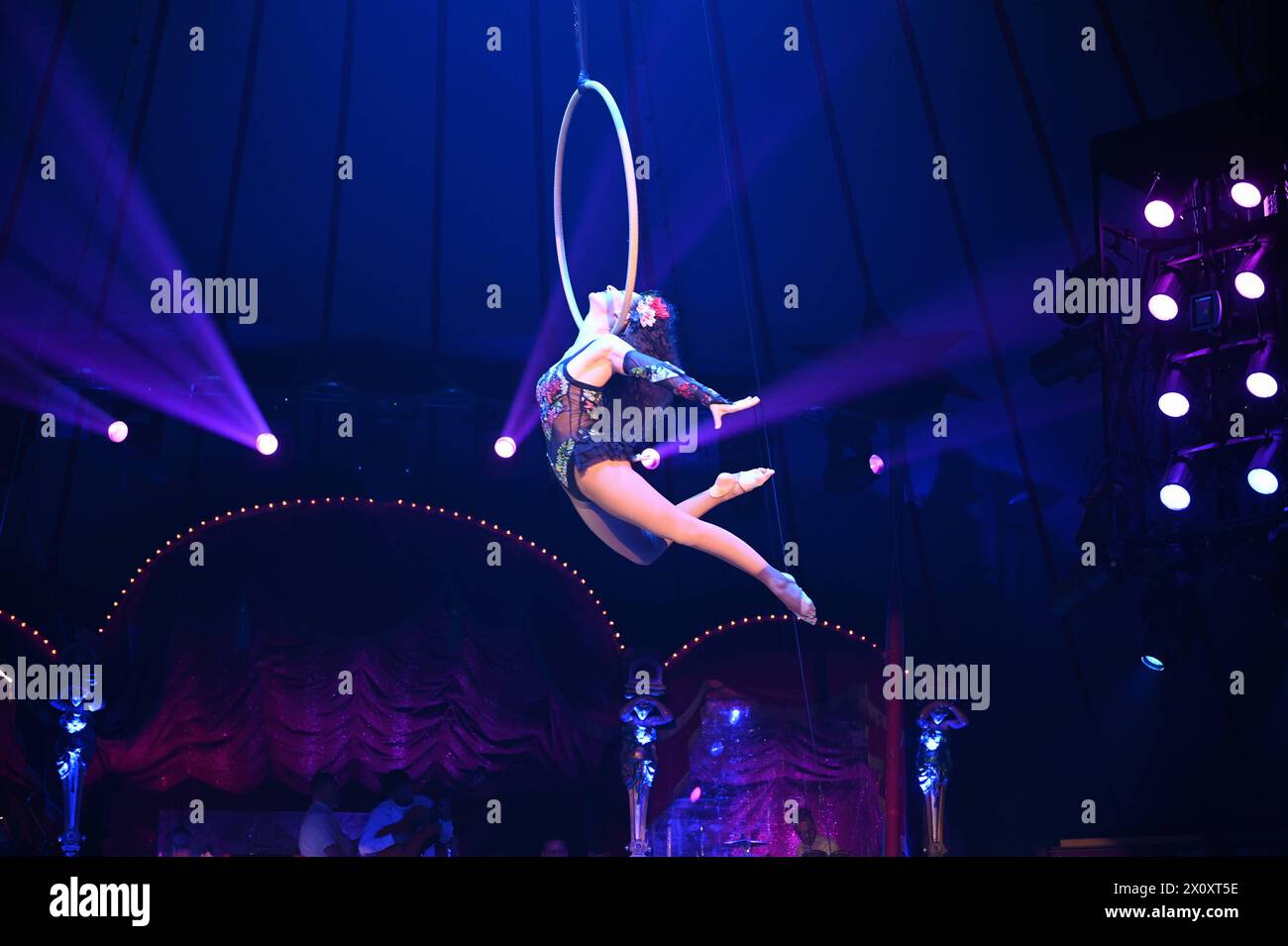 Luftring-Virtuosin Alisa Shehter bei dem Auftritt bei der Premiere des ...