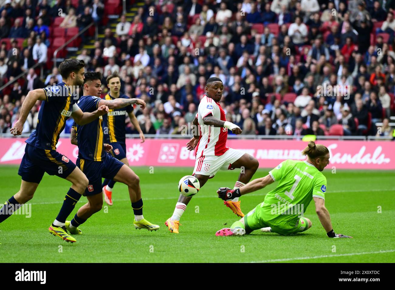 AMSTERDAM - (l-r) Robin Propper of FC Twente, Mees Hilgers of FC Twente, Steven Bergwijn of Ajax ...