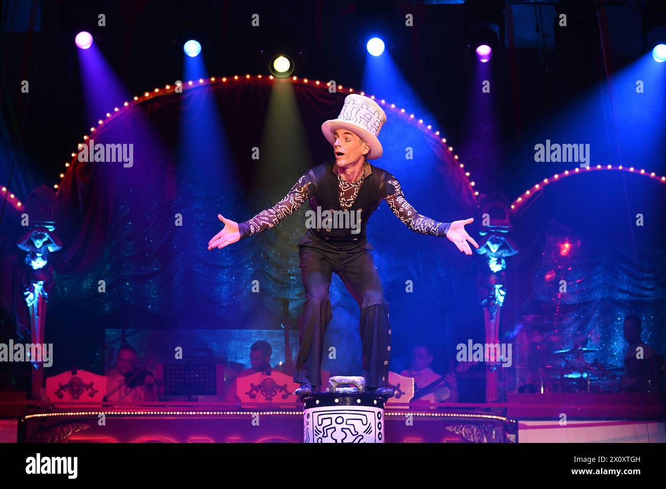 Verbiegungskünstler Andrey Romanovski bei dem Auftritt bei der Premiere ...