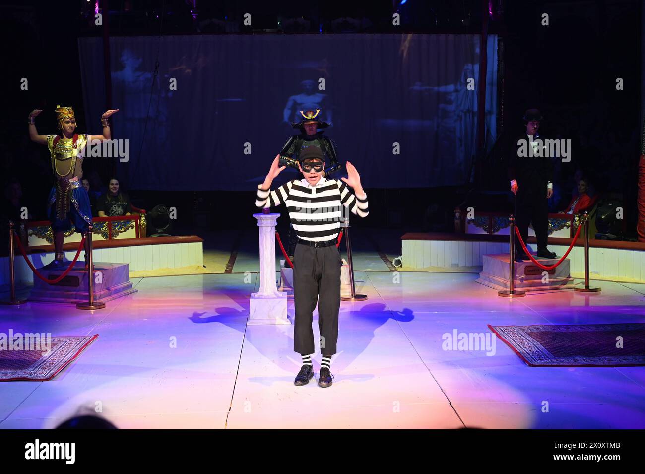 Tänzer der Adem Crew bei dem Auftritt bei der Premiere des Circus ...