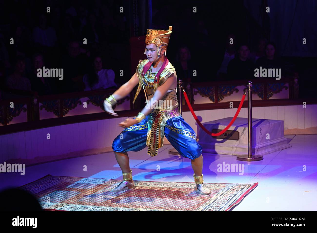 Tänzer der Adem Crew bei dem Auftritt bei der Premiere des Circus ...
