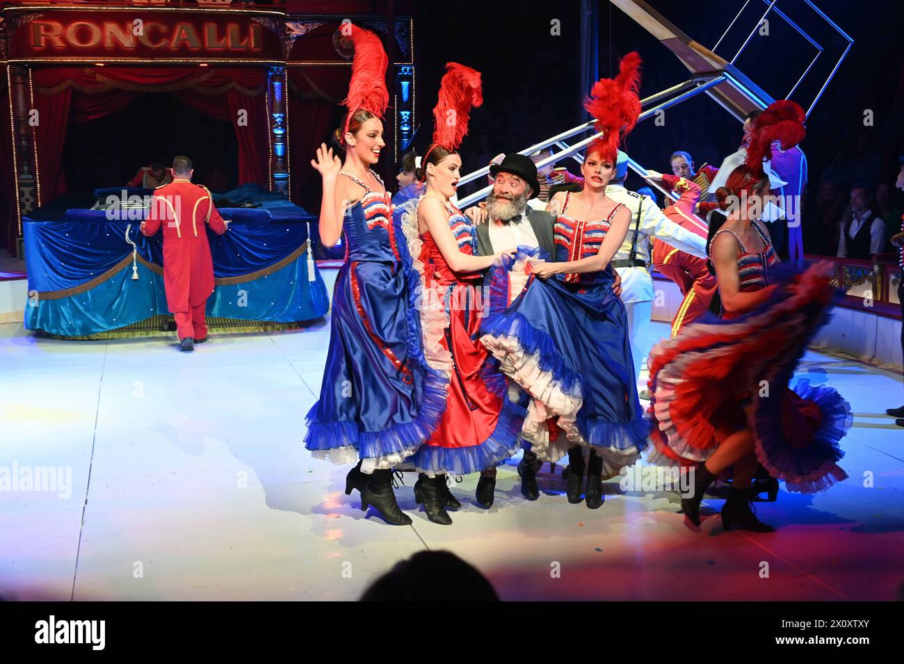 Professor Wacko, Slapstick Nummer am Trampolin und Tänzer und ...