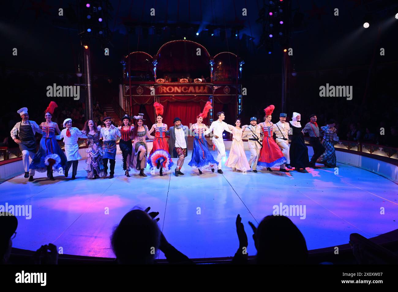 Tänzer und Tänzerinnen der Adem Crew bei dem Auftritt bei der Premiere ...