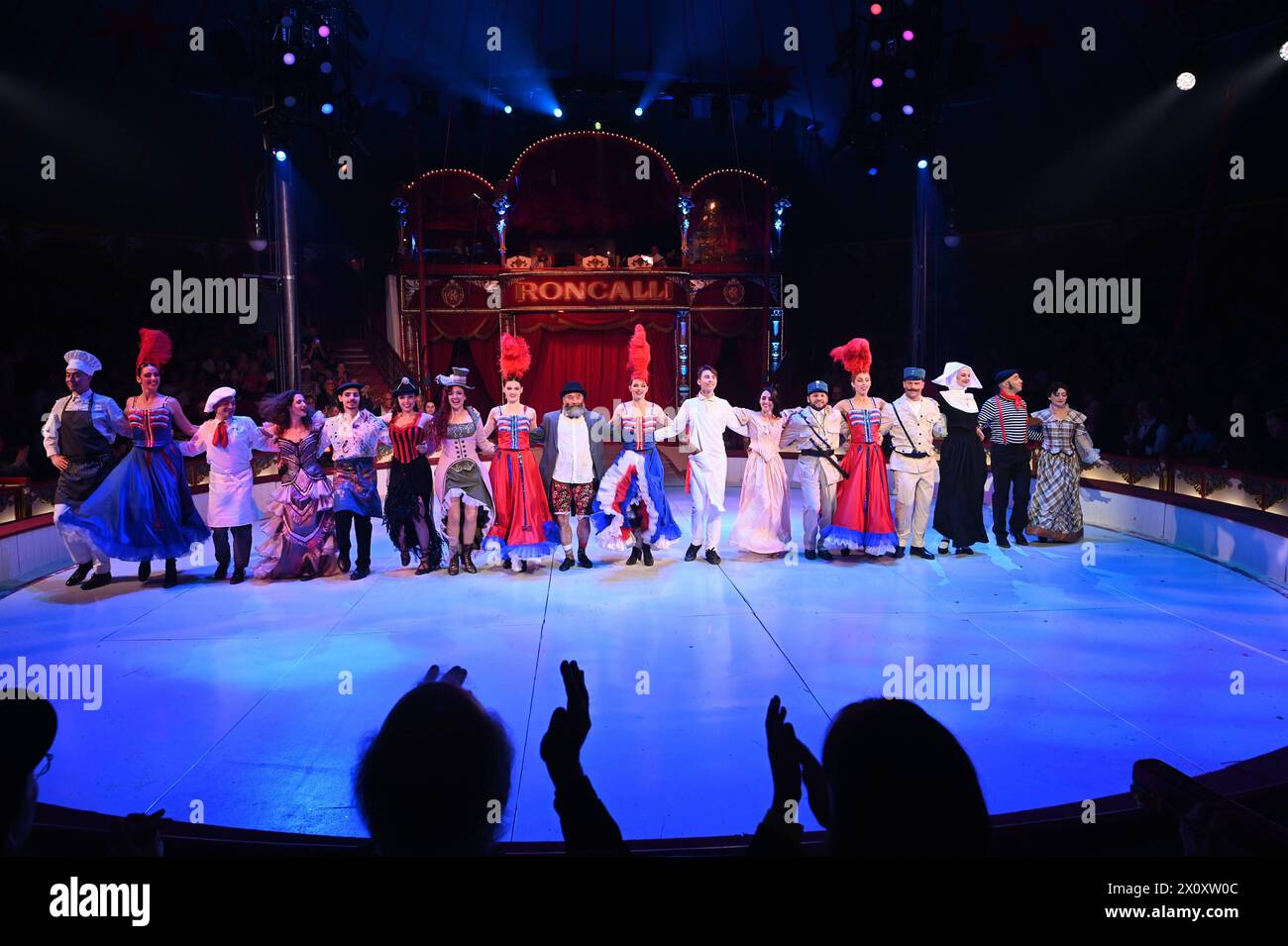 Tänzer und Tänzerinnen der Adem Crew bei dem Auftritt bei der Premiere ...