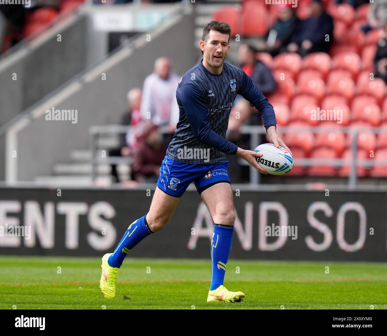 Stefan Ratchford of Warrington Wolves warms up before the Betfred ...