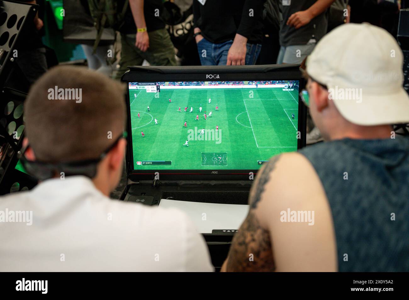 Symbolbild Jungs beim Gaming Symbolfoto Zwei Jungs vorm dem PC beim ...