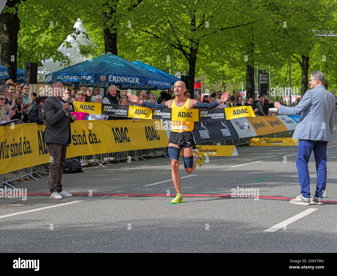ADAC MarathonHannover 2024 Der Gewinner des Halbmarathons: Hendrik ...