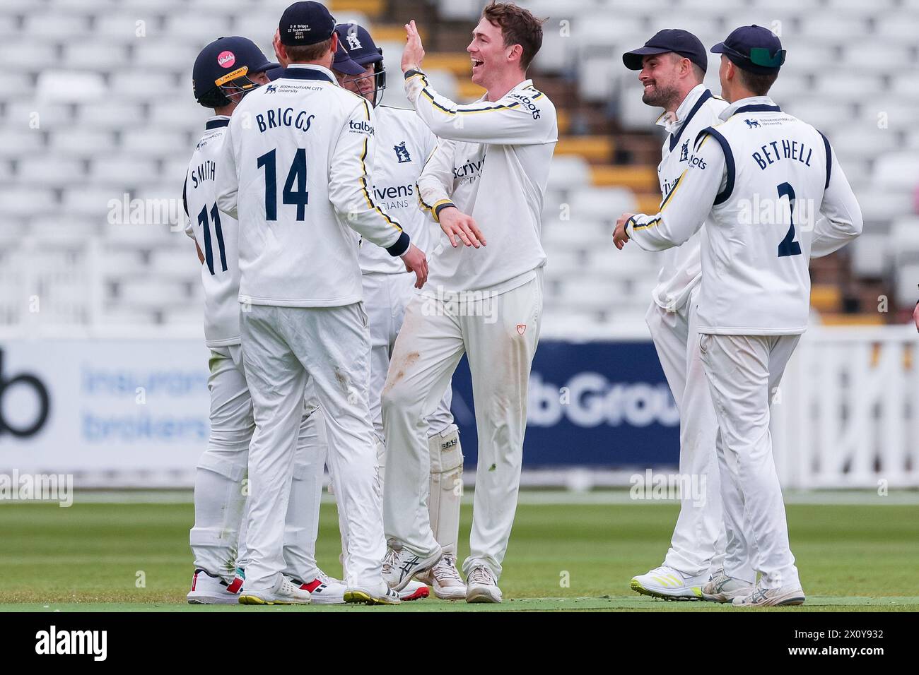 Warwickshire's Rob Yates (3rd from right) celebrates with team mates ...