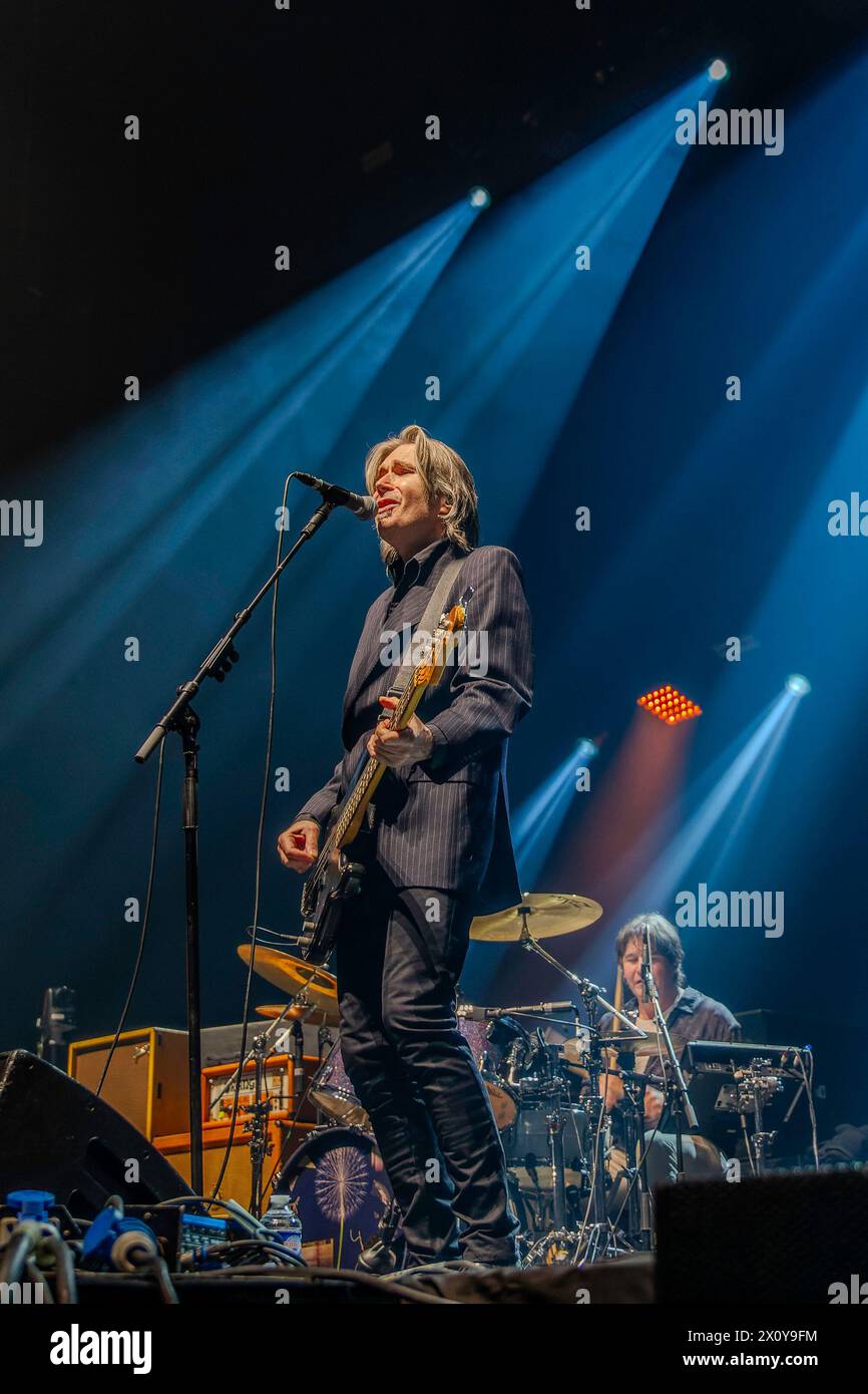 Singer with the rock group simple minds hi-res stock photography and ...