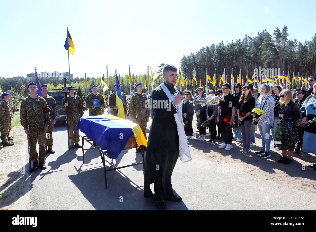 Non Exclusive: IRPIN, UKRAINE - APRIL 12, 2024 - A priest conducts a funeral service for the ...