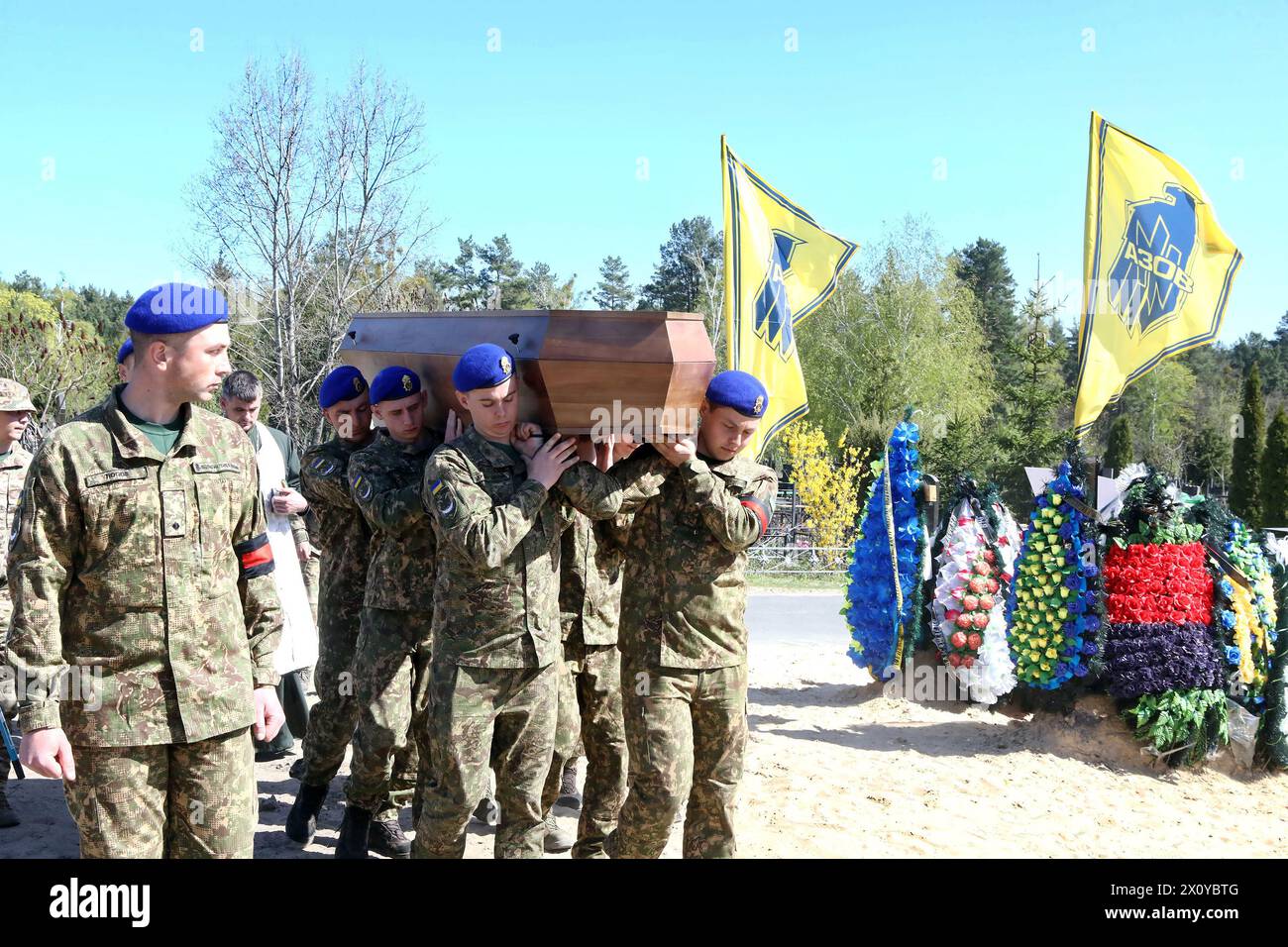 Non Exclusive: IRPIN, UKRAINE - APRIL 12, 2024 - Servicemen carry the coffin during the funeral ...