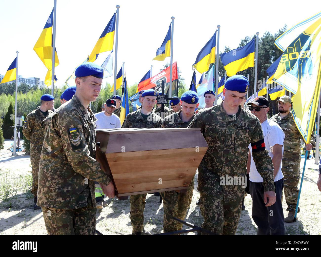 Non Exclusive: IRPIN, UKRAINE - APRIL 12, 2024 - Servicemen carry the coffin during the funeral ...