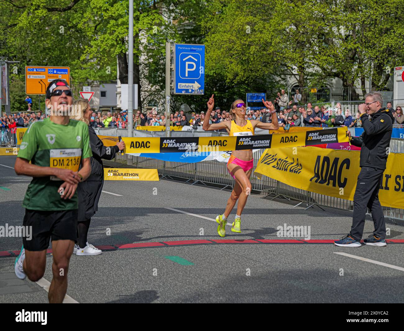 ADAC MarathonHannover 2024 Die Siegerin bei den Frauen: Domenika Mayer ...