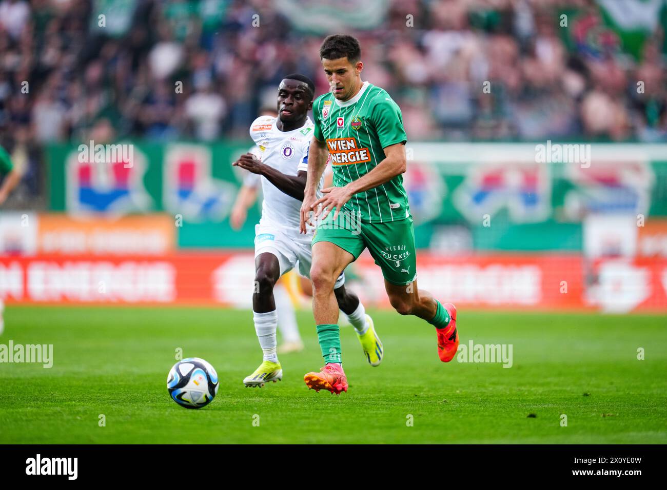 ABD0111 20240414 - WIEN - ÖSTERREICH: vlnr.: Solomon Bonnah (SK Austria ...