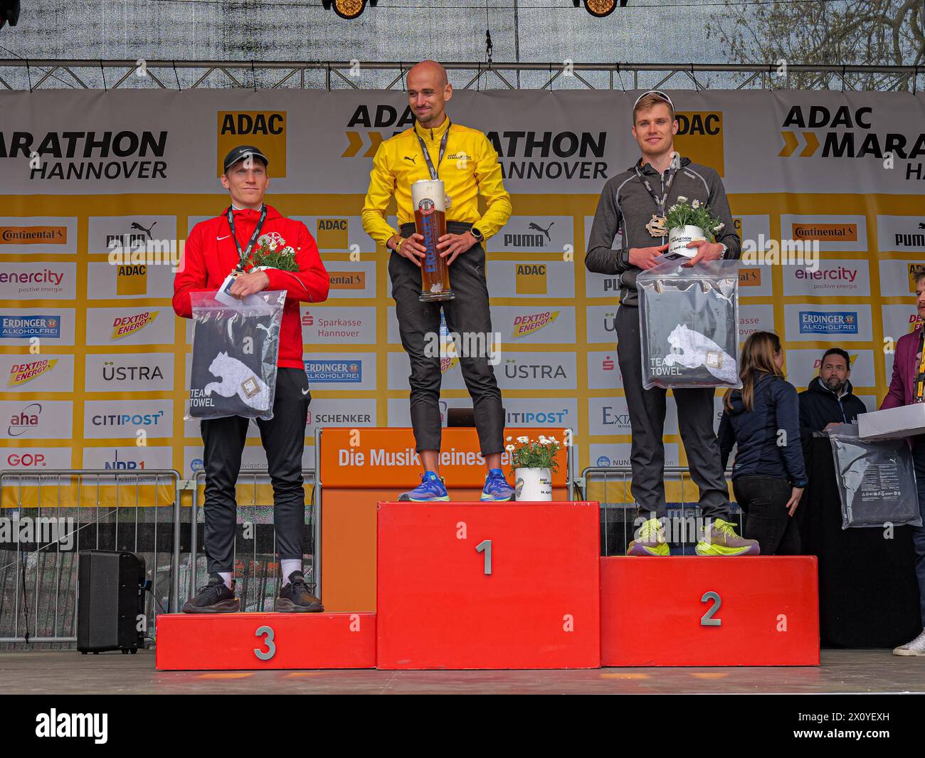 ADAC MarathonHannover 2024 Die Sieger im Halbmarathon: Platz 1 - Amanal ...