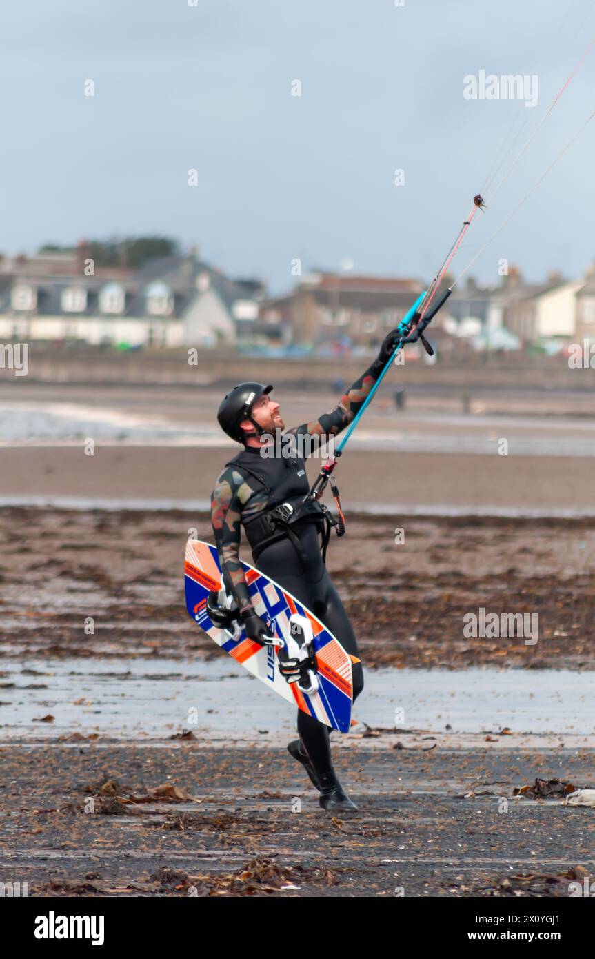 Troon, Scotland, UK. 14th April, 2024. UK Weather: Kitesurfers enjoying ...