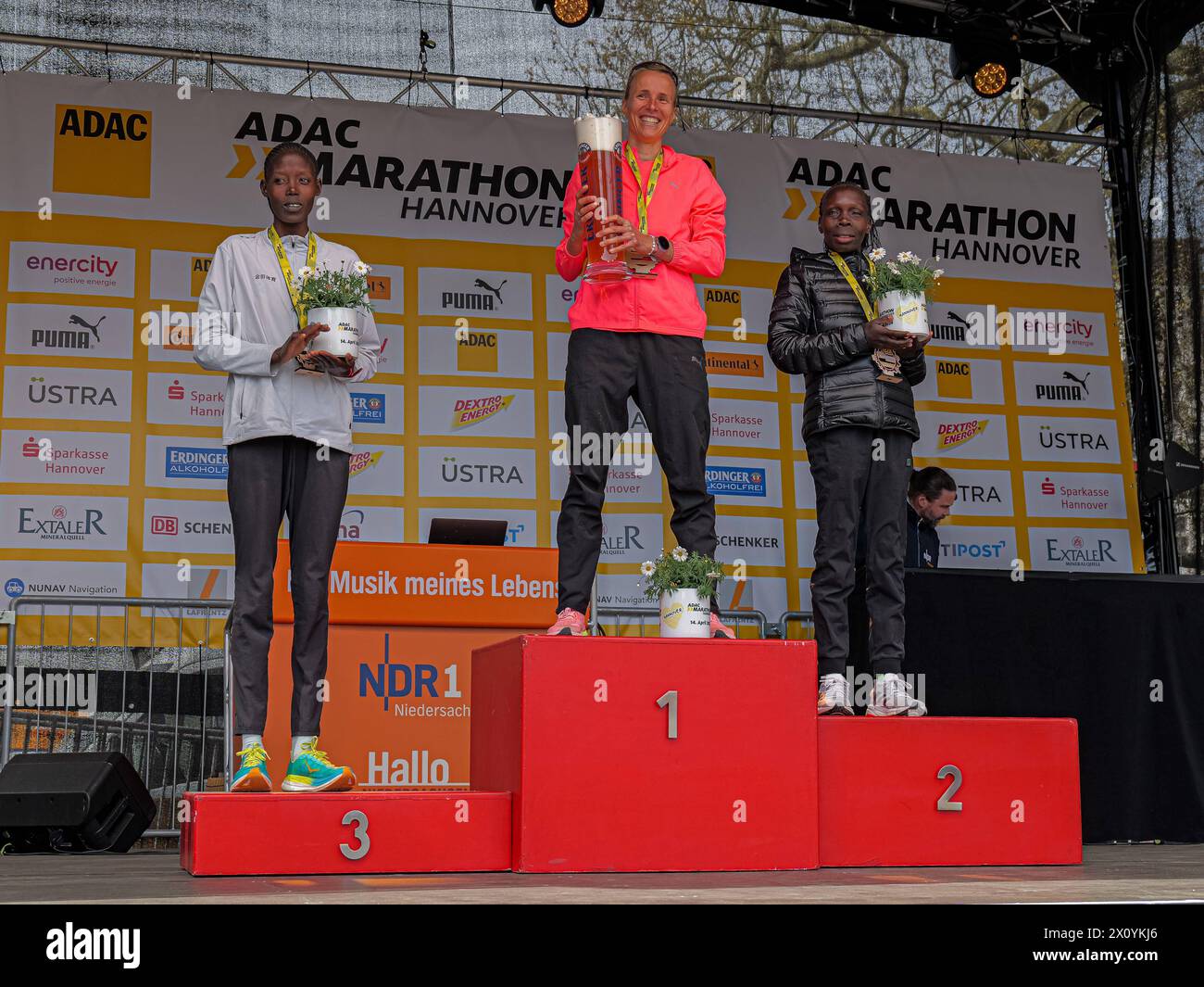 ADAC MarathonHannover 2024 Die Siegerinnen im Marathon: Platz 1 ...